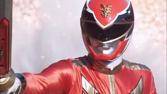 Power Rangers Megaforce Красный рейнджер Трой одолевает Крипокса в битве 1 на 1.