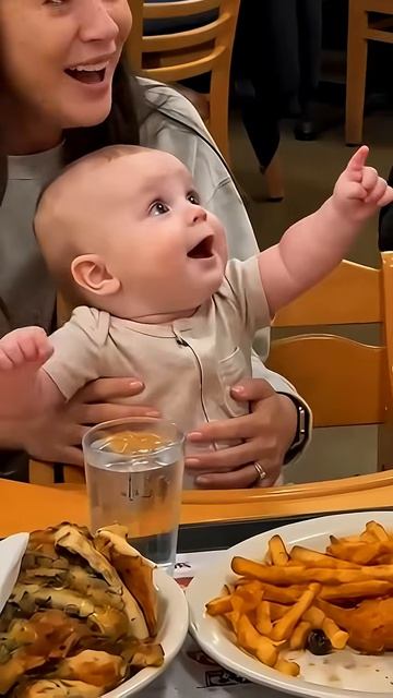 Малыш и папа впервые видят друг друга 🥹 милый малыш