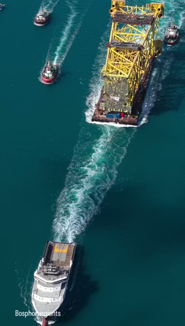 OSV Pacific Duchess тащит  "heavy duty cargo barge" Castro XI