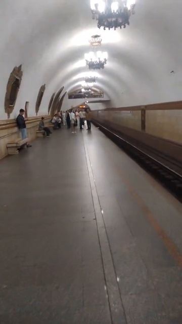 Станция метро Киевская - интерьер, пассажиры, прибытие-отправление поездов, Москва Фрагмент 2