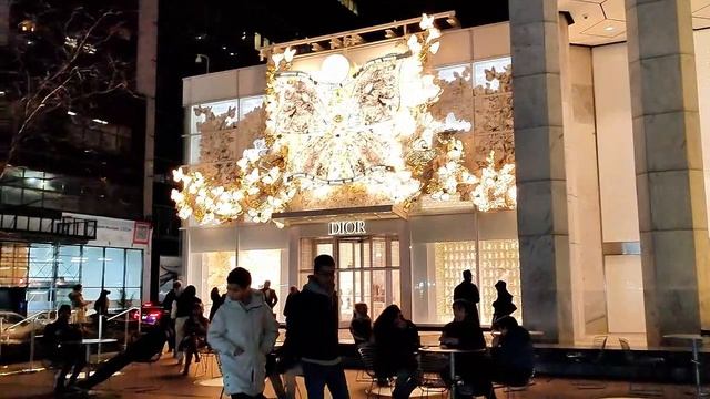 Ночные огни Пятой авеню: Куб Apple и инсталляция Dior в Рождество