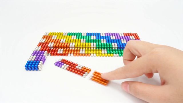 Как построить особняк на склоне с разноцветным ватным декором, подвалом, огромным гаражом и радужным