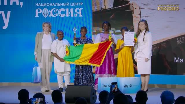 Малийские школьники в студии RT: как победители конкурса попали на ТВ