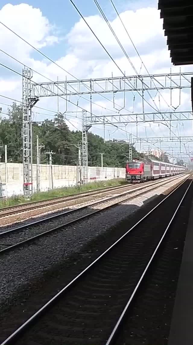 Электровоз ЭП20-077 (ТЧЭ-6) со скорым поездом "Двухэтажный состав" № 063Й Самара — Санкт-Петербург.