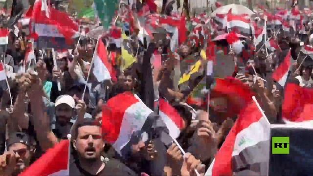 أنصار زعيم التيار الصدري في العراق مقتدى الصدر يتظاهرون في بغداد دعما لحملة الحكومة لمكافحة الفساد