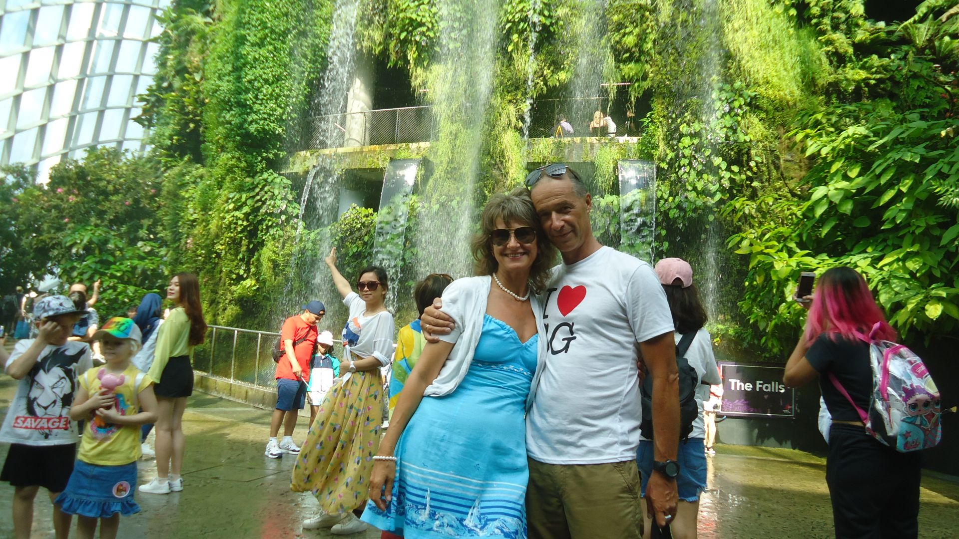 Оранжерея Облачный Лес (Cloud Forest) в Садах у Залива (Gardens by the Bay). Сингапур.