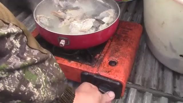 РЫБАЛКА В МОРЕ НА СПИНИНГВАРИМ УХУ И КАРТОШКУ В МОРСКОЙ ВОДЕ !