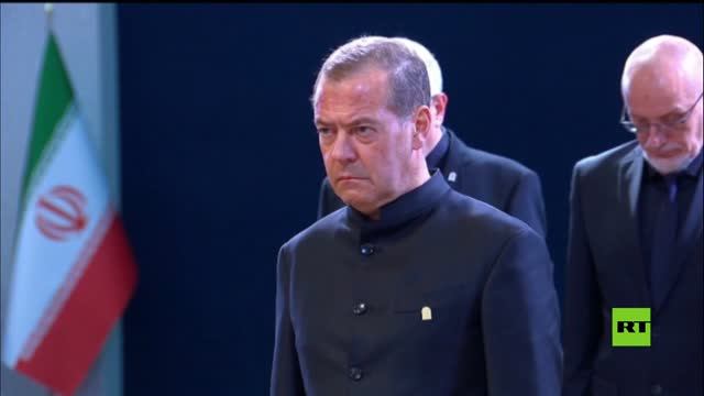 مدفيديف يشارك في مراسم تشييع المرشد الإيراني علي خامنئي