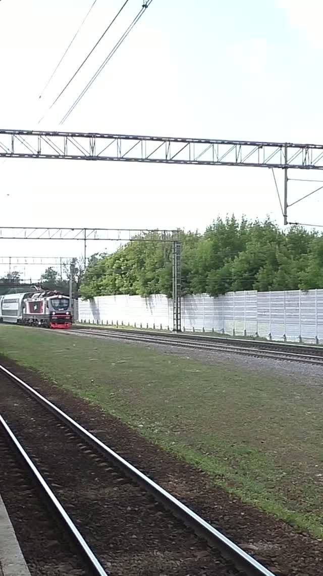 Эл.-воз ЭП20-022 (ТЧЭ-6) с поездом «Буревестник/двухэтажный состав» № 704Х Москва — Нижний Новгород.