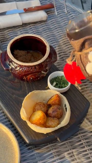 Подача жаркого из кабана, запеченного под шапочкой из теста😍с жареным картофелем и зеленью🌿