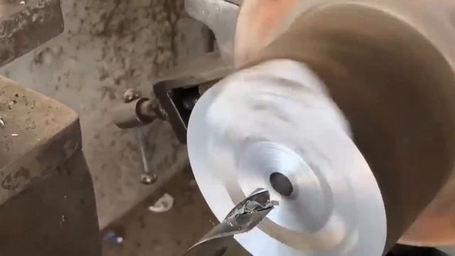 КАК В ПАКИСТАНЕ ВОДИТЕЛИ ДЕНЬГИ ЭКОНОМЯТ НА РЕМОНТЕ ГРУЗОВИКОВ