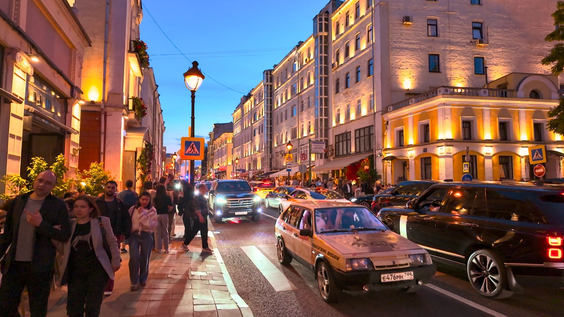 Атмосфера пятничного вечера  на улицах МОСКВЫ.