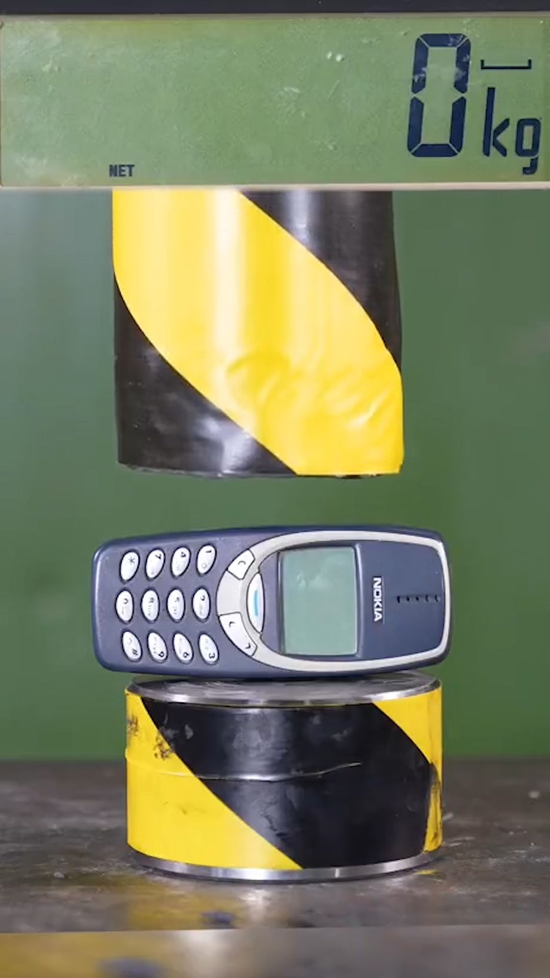 Nokia 3310 и гидравлический пресс #nokia3310 #нокиа3310 #рекомендации #trending #funnyvideo #shorts