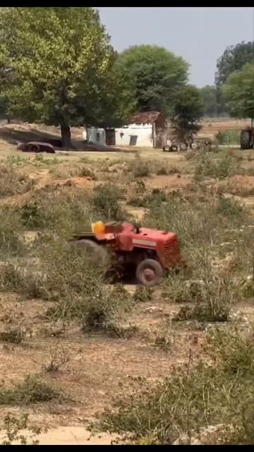 Красный трактор убежал с работ. ВОТ!