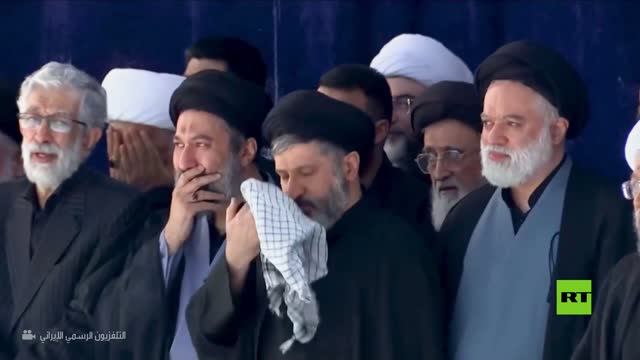 أبناء خامنئي يشاركون في صلاة الجنازة على والدهم بمصلى طهران