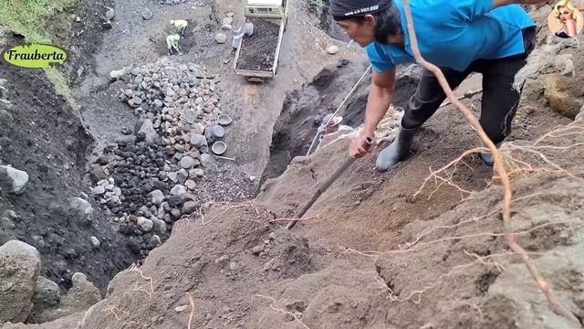 Строительство, шахтёры сбрасывают песок со стен карьера
