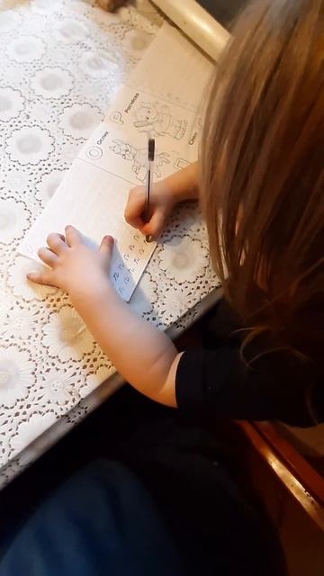 2020 г.Терра Теплякова пишет пропись. Возраст 3 года и несколько дней.Terra Teplyakova正在学习写作。年龄：3岁正好