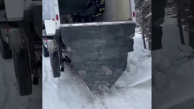 Вот оказывается как надо парковать снегоход - This is how you should park a snowmobile