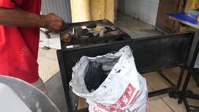 Это уличные повара из Тайваня и Индонезии - они обращаются с рисом так, словно месят тесто