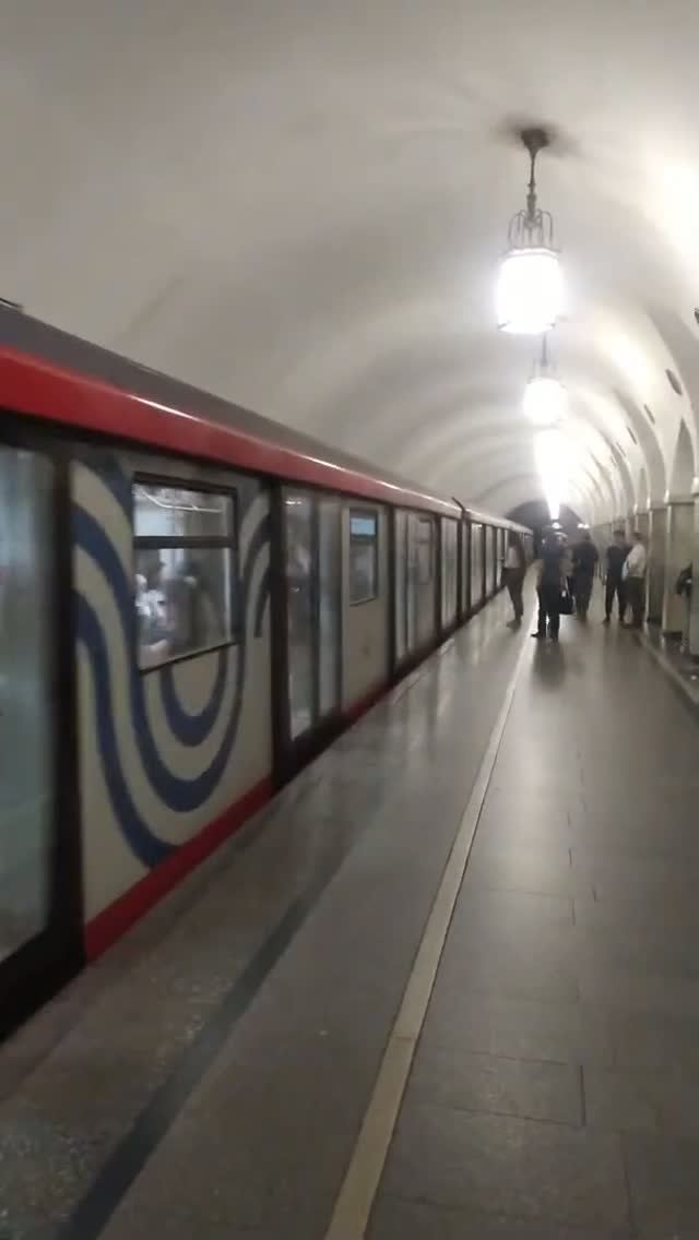 Кольцевая Линия метро,Москва-интерьер станций,пассажиры,работники метро,прибытие-отправление поездов