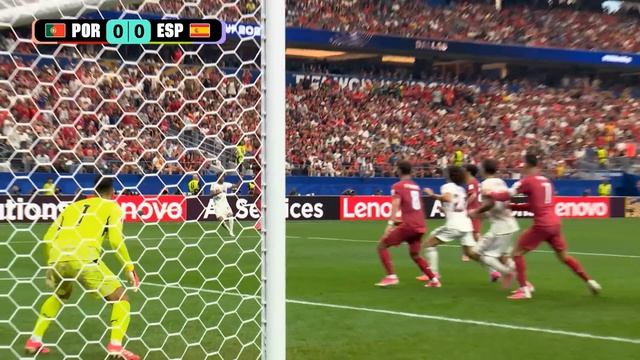 Portugal / Spain момент забит я гола Испании в ворота Португалии