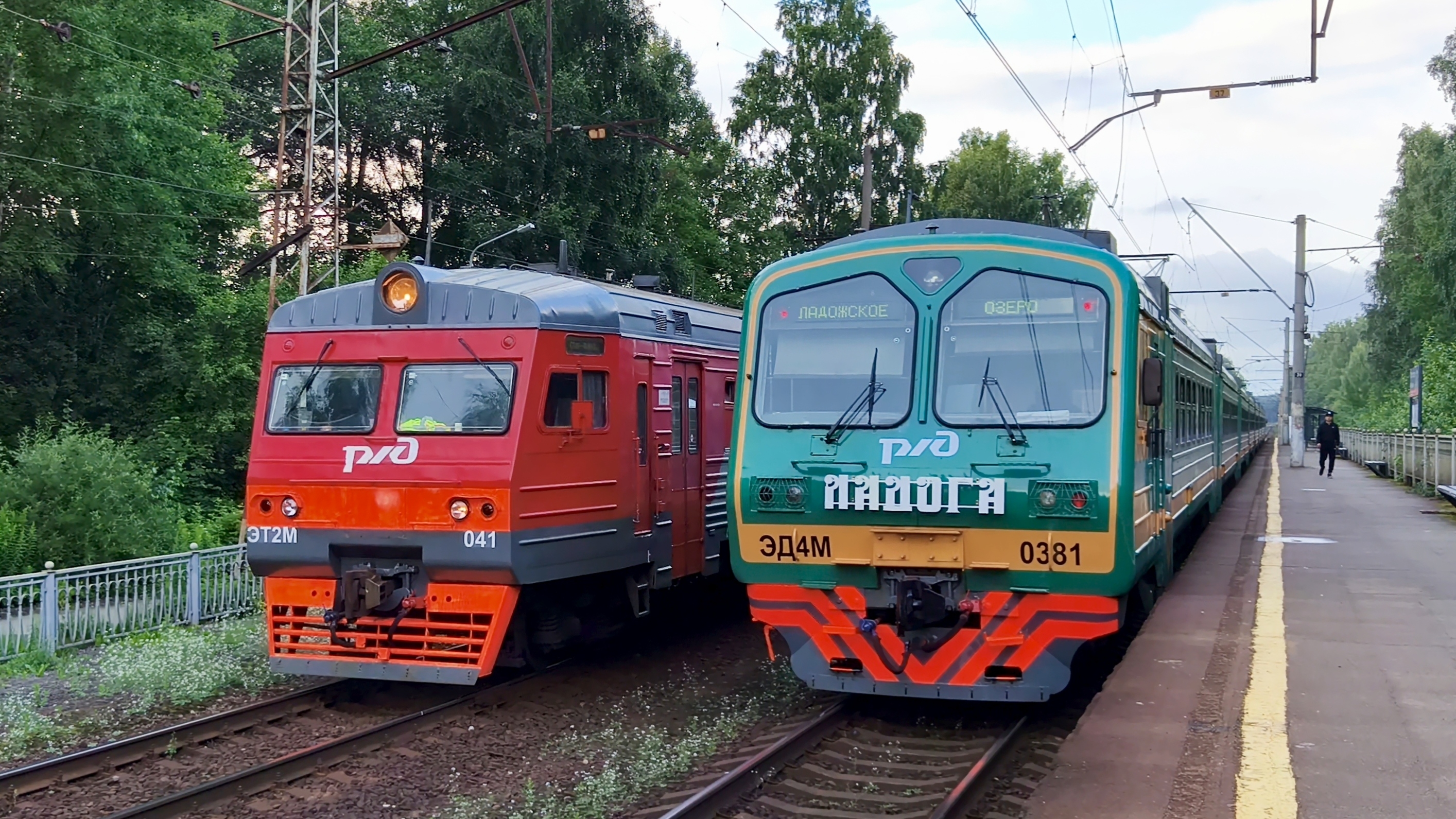Дорога Жизни. Встреча электропоездов ЭД4М 0381 "Ладога" и ЭТ2М 041. Перегон Ржевка- Мельничный Ручей