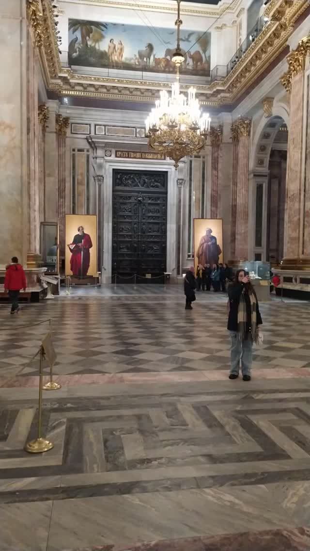 Ленинград (Санкт-Петербург), Исаакиевский собор, внутренний вид, туристы  Фрагмент 11В
