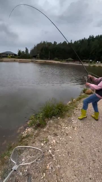 Выуживаем осетра! 🎣 Показывает процесс инструктор Олеся! 👌🏻