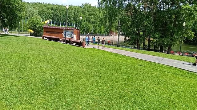 Зона отдыха "Тропарево", лодочная станция, катамараны и лодки на Большом Тропарёвском пруду