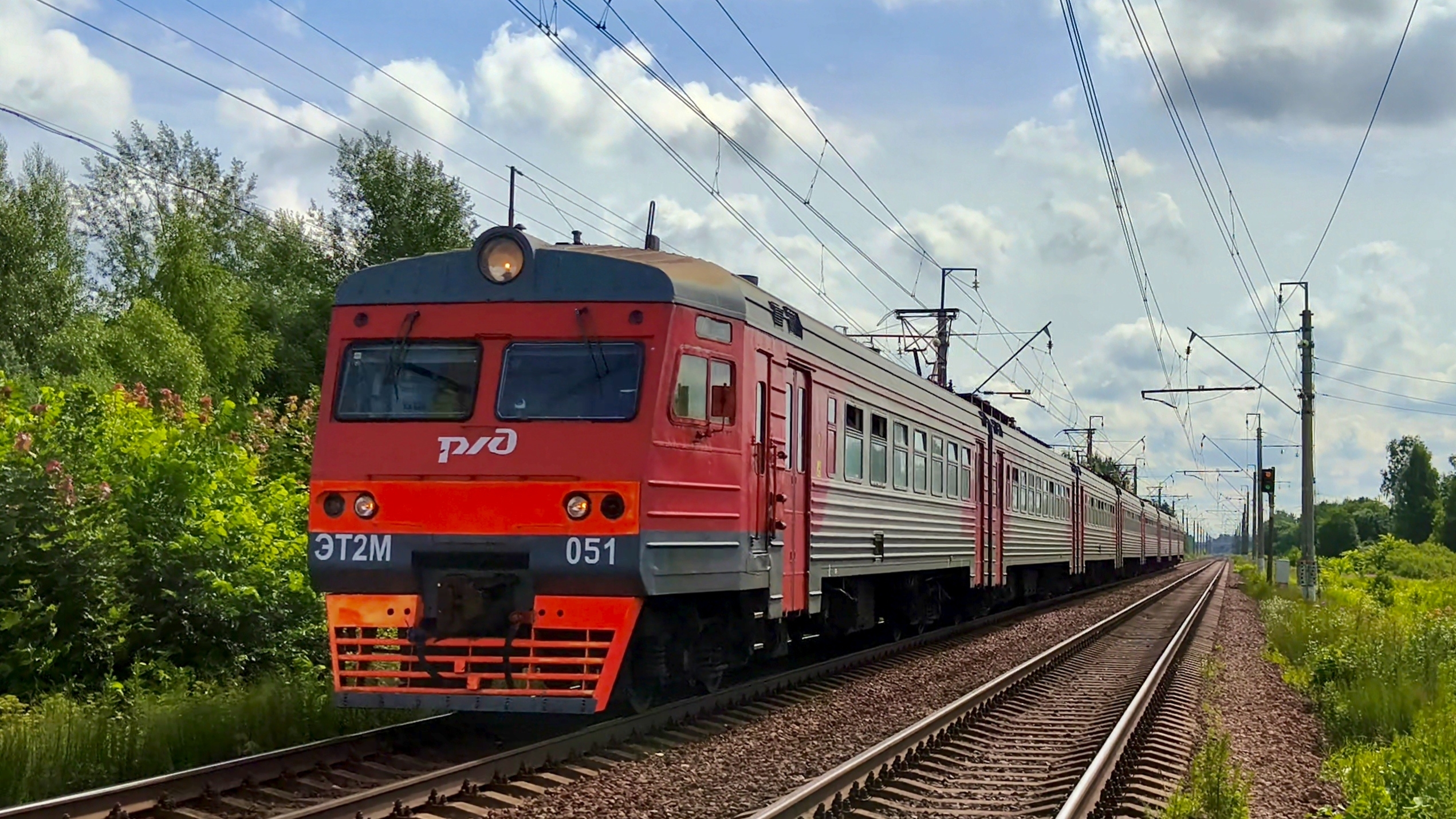 ЭТ2М 051 сообщением Санкт-Петербург - Ораниенбаум 1 следует по перегону Лигово - Стрельна