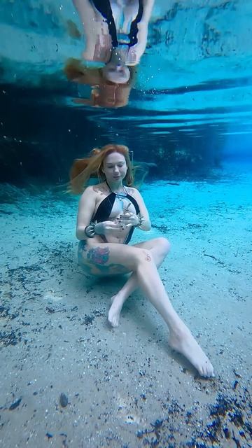 Она в воде