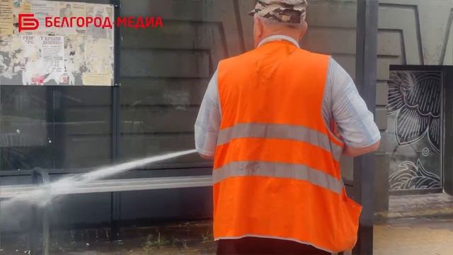 Специалисты Белгорблагоустройства следят за состоянием остановочных комплексов