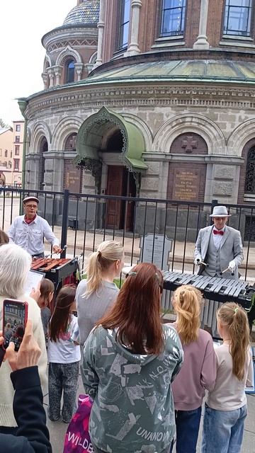 Музыканты играют возле Спаса на Крови в Санкт-Петербурге. 2-я часть.