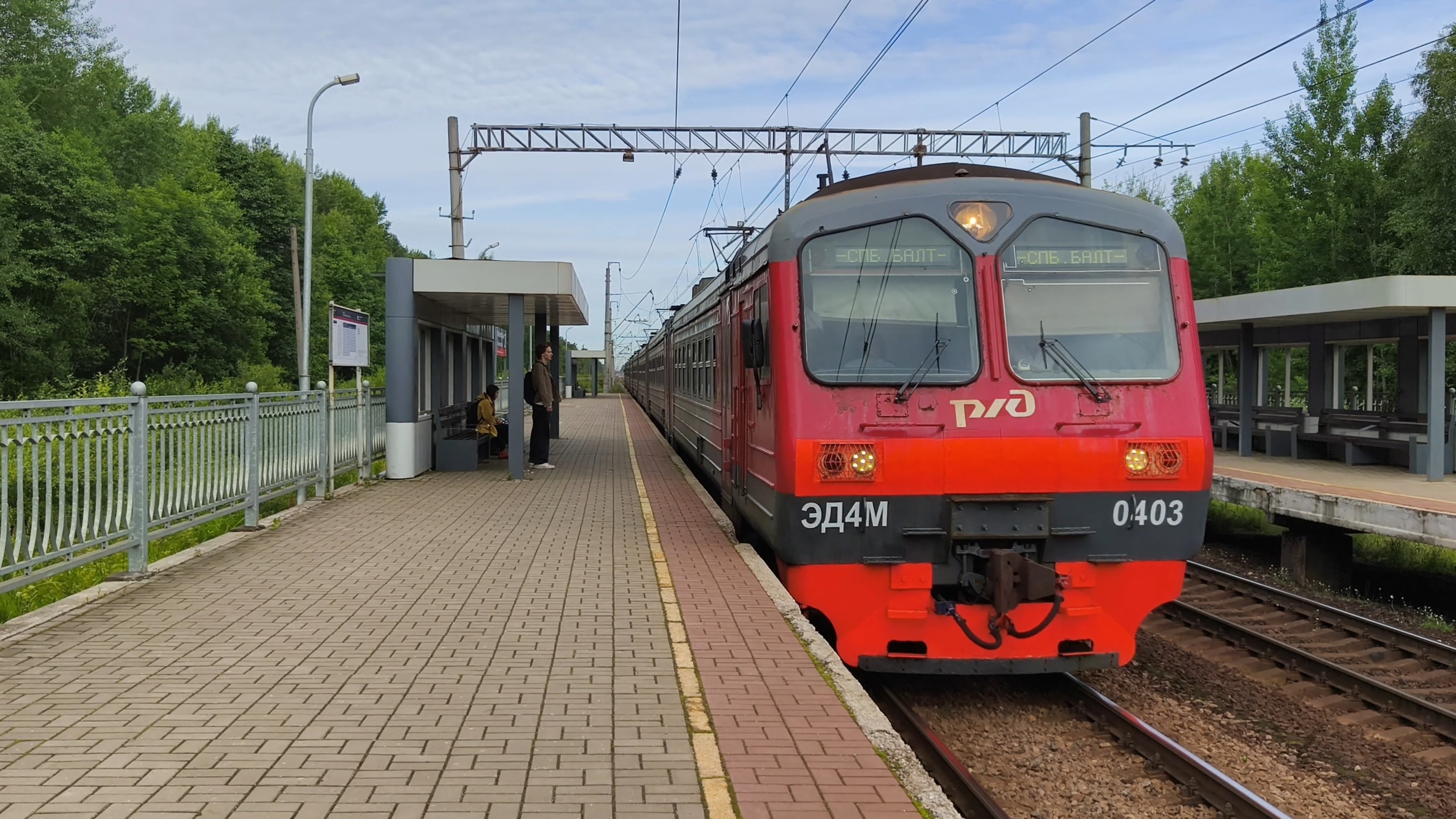 ЭД4М 0403 сообщением Ораниембаум 1 - Санкт-Петербург на перегоне Новый Петергоф - Стрельна.