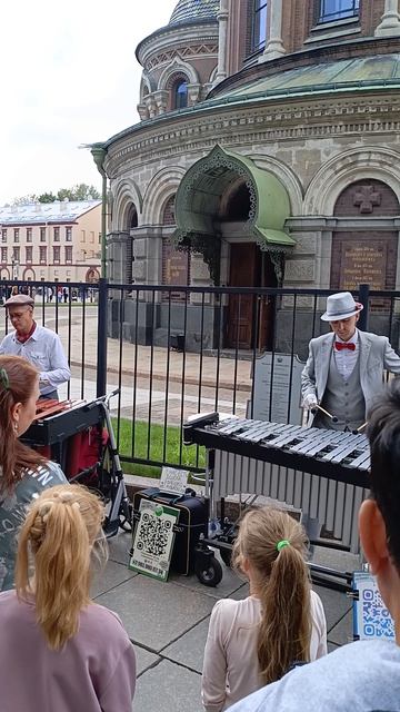 Музыканты играют возле Спаса на Крови в Санкт-Петербурге. Часть 1-я.