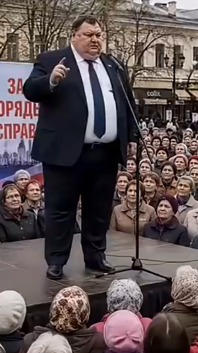 Сталин отдает  Толстяка на растерзания народу))