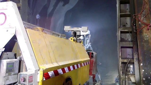 Набрызг бетонирование в тоннелях с помощью роботов манипуляторов и самоходок.
