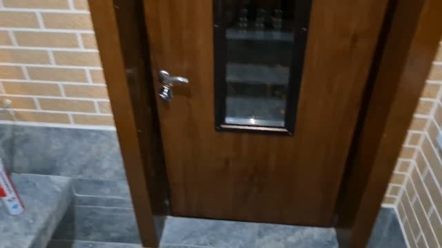 Внутренняя отделка входного крыльца частного дома.