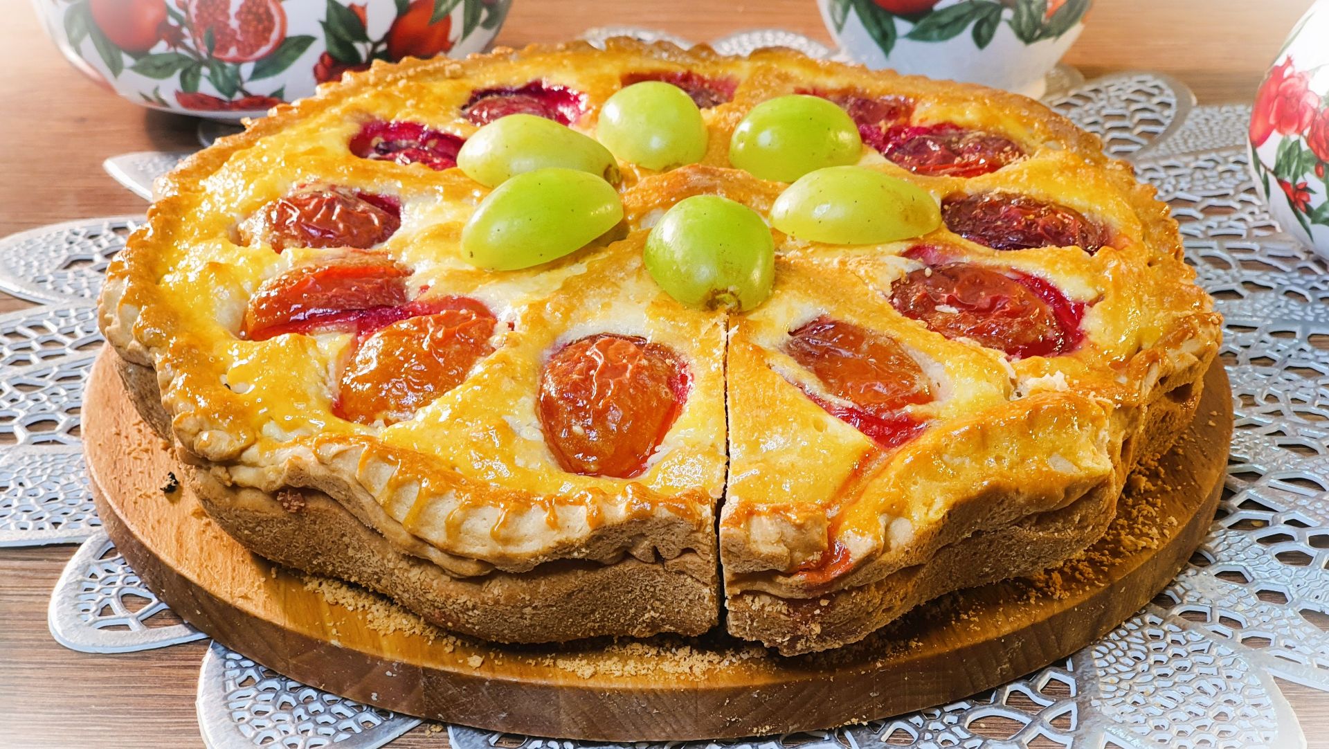 Пирог с творожной начинкой и сливой