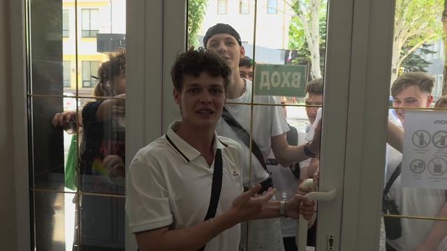Можете ли вы представить, что вся эта толпа - студенты и абитуриенты ДонНТУ, жаждущие новых знаний,