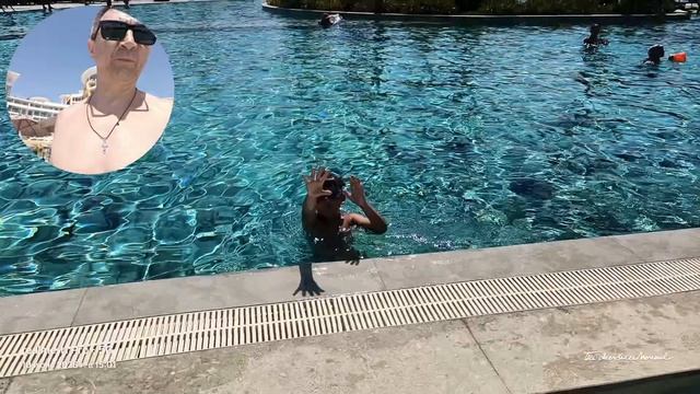 У Бассейнов на территории Azura World Hotel.