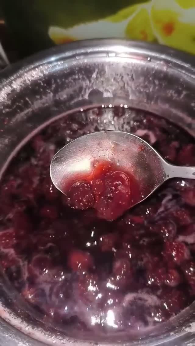 Клубничная пятиминутка: магия на кухне! ✨🔥