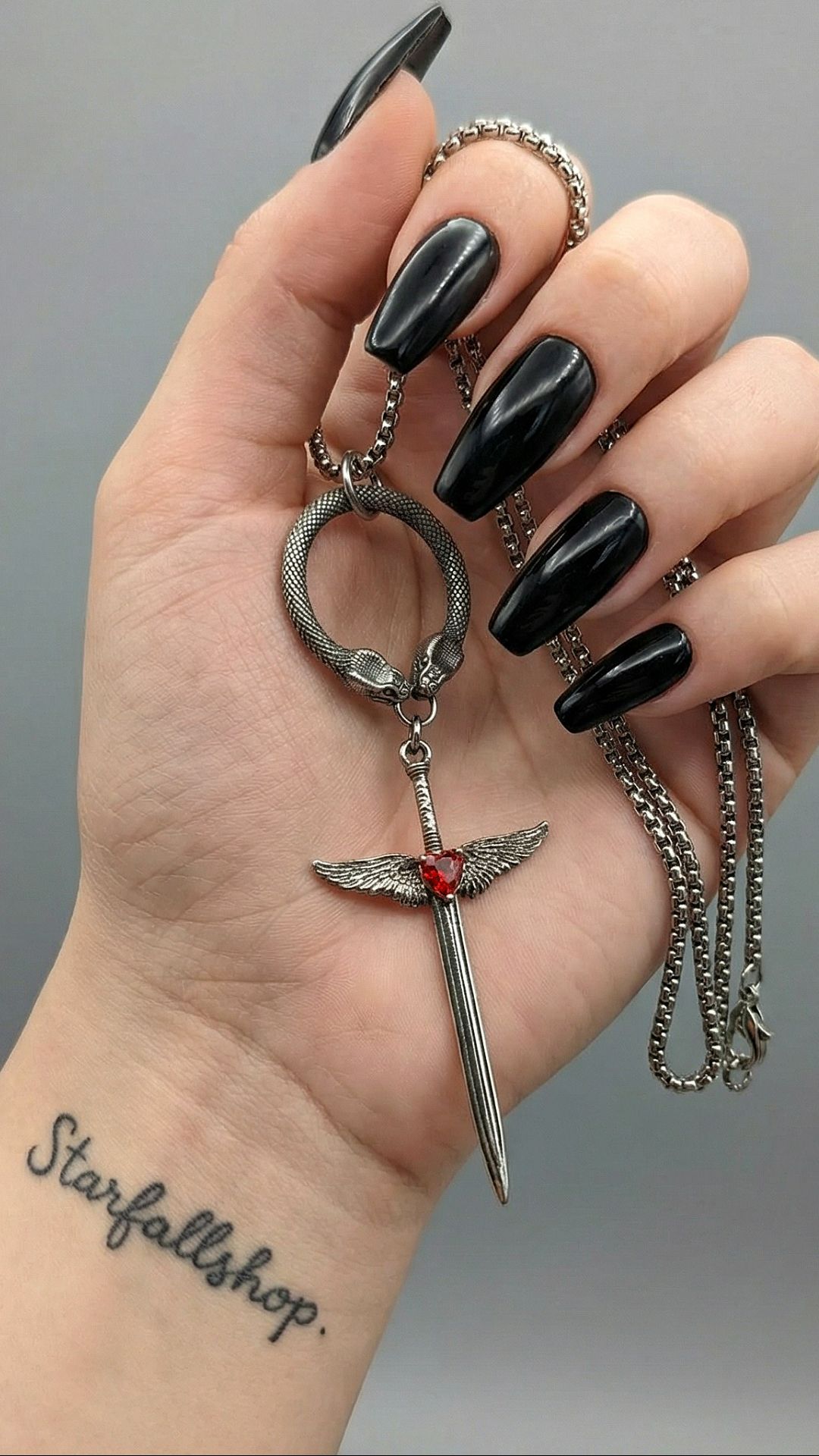 Кулон на цепочке "Крылатый меч королевы" от StarfallShop