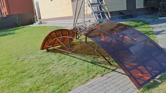Крыша для балкона частного дома из арок и монолитного поликарбоната.