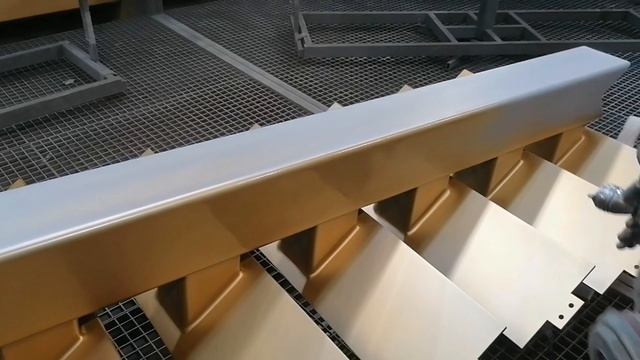 Покраска металлической лестницы "под золото'