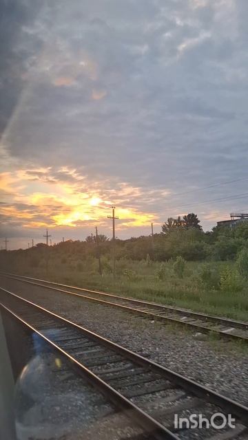 Поезд и закат: два попутчика в одном кадре🌇Ловим закат из вагона — магия дороги❤️#поезд #лето #мир
