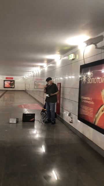 Плыл по городу запах сирени...