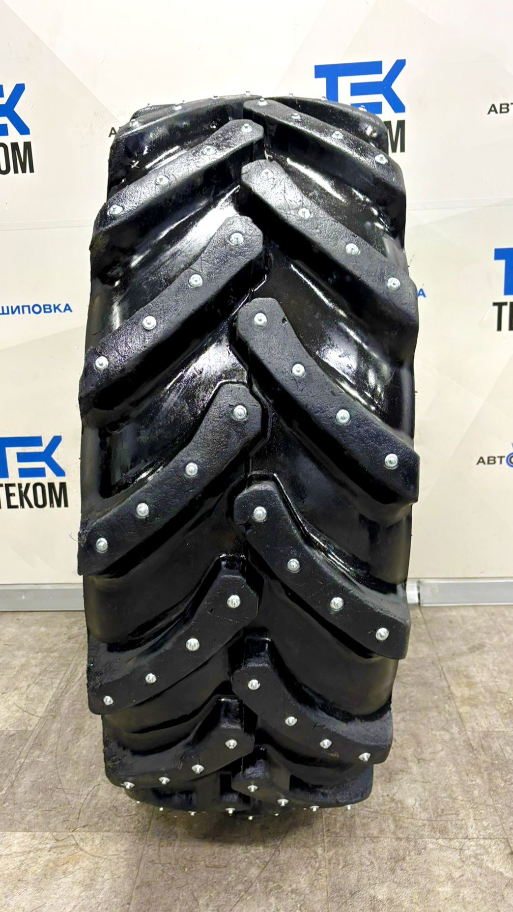 Ошиповка крупногабаритной тракторной шины Nortec AC 200