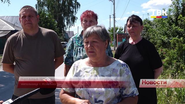«Задыхаемся от мусора»: жители Искитима бьют тревогу из‑за переполненных контейнеров и опасной трубы