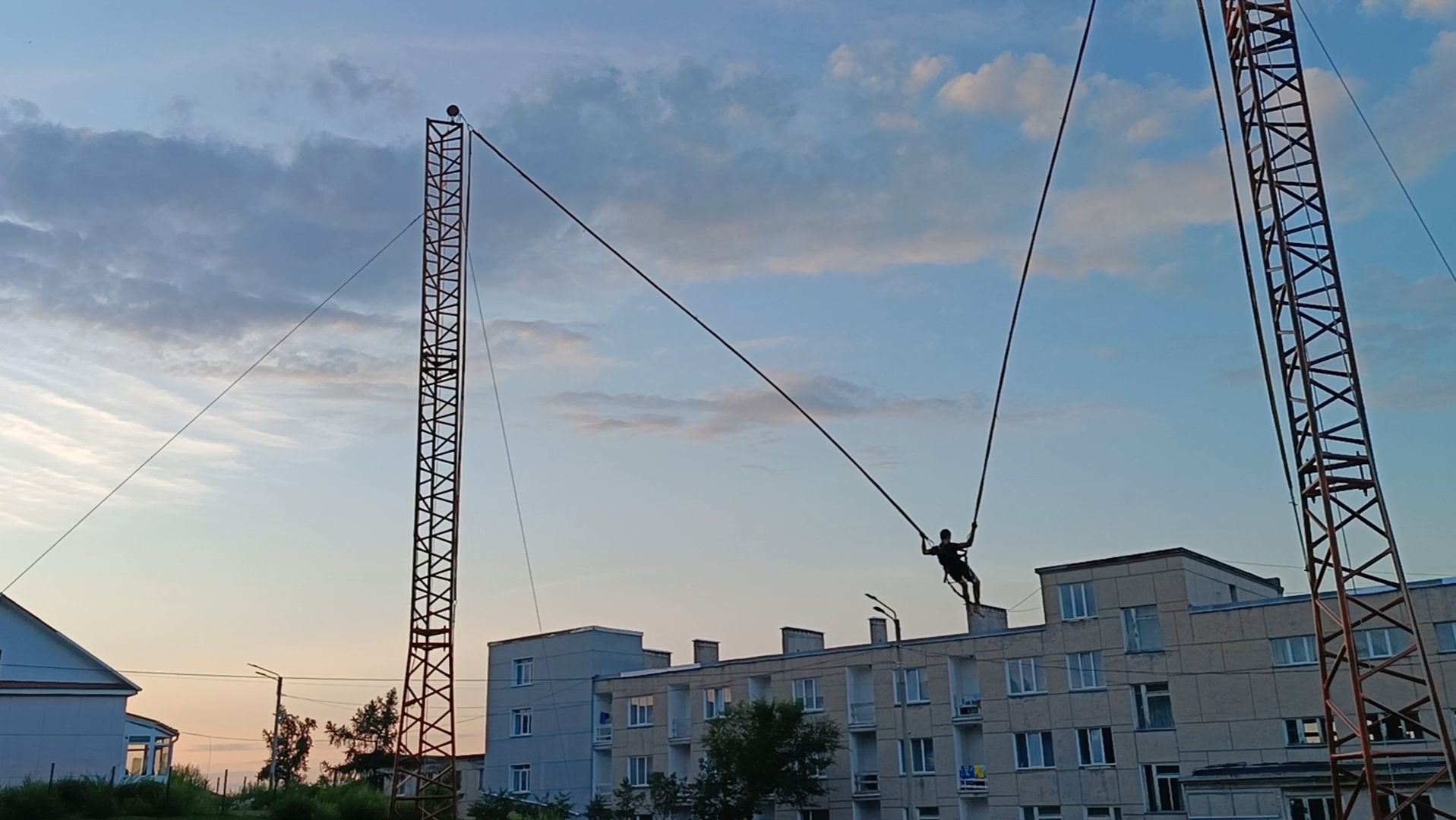 Хакасия. В п. Жемчужный. Вечерняя тарзанка